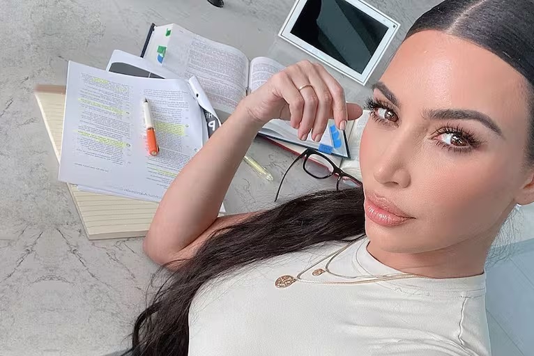 Kim Kardashian confesó que ChatGPT la hizo reprobar su examen de ...